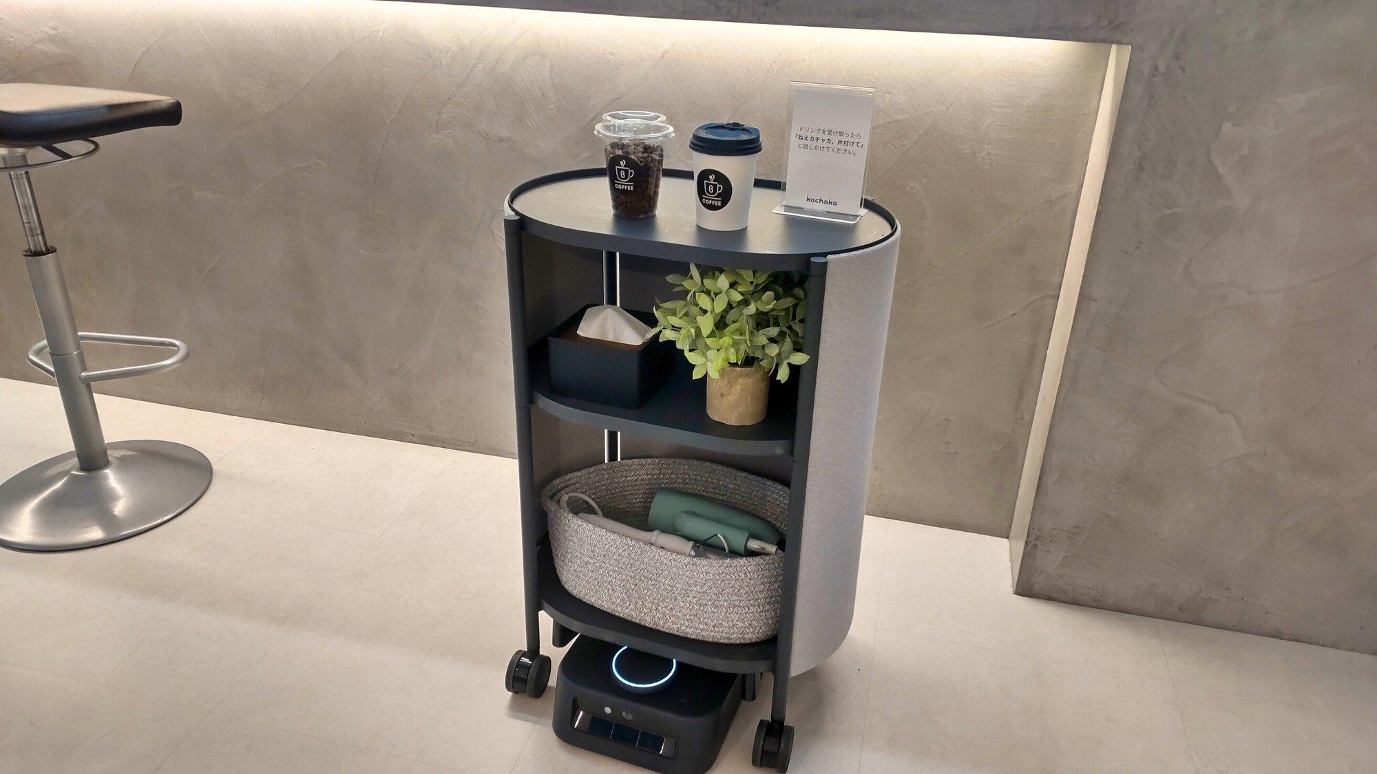 飲食店での配膳ロボット：b8taカフェ様のカチャカ導入事例 | Kachaka(カチャカ)